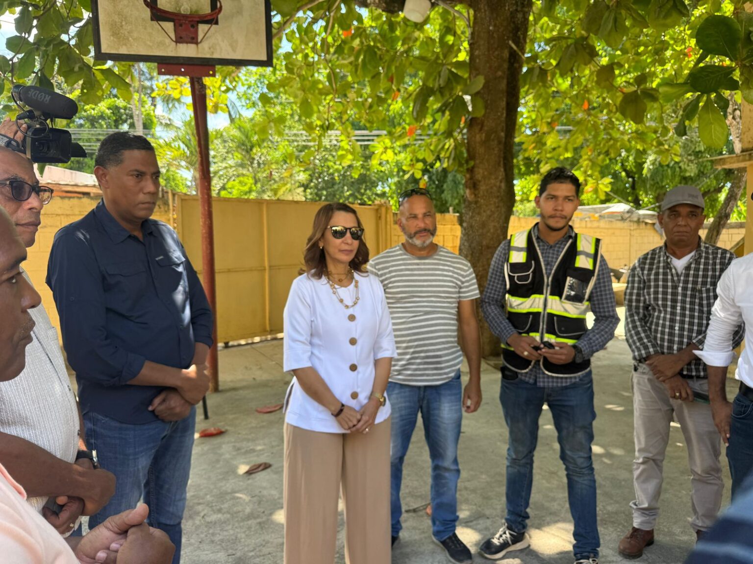 Gobernadora Claritza Rochtte visita la comunidad de Camú para tratar ...